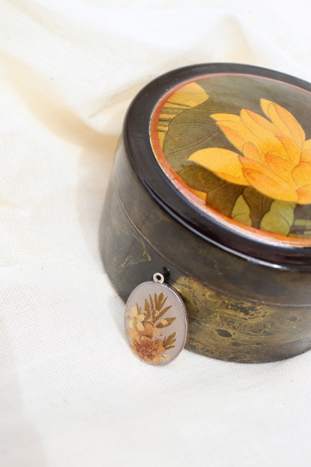 The Waterlily – trinket box – The Two Collectors